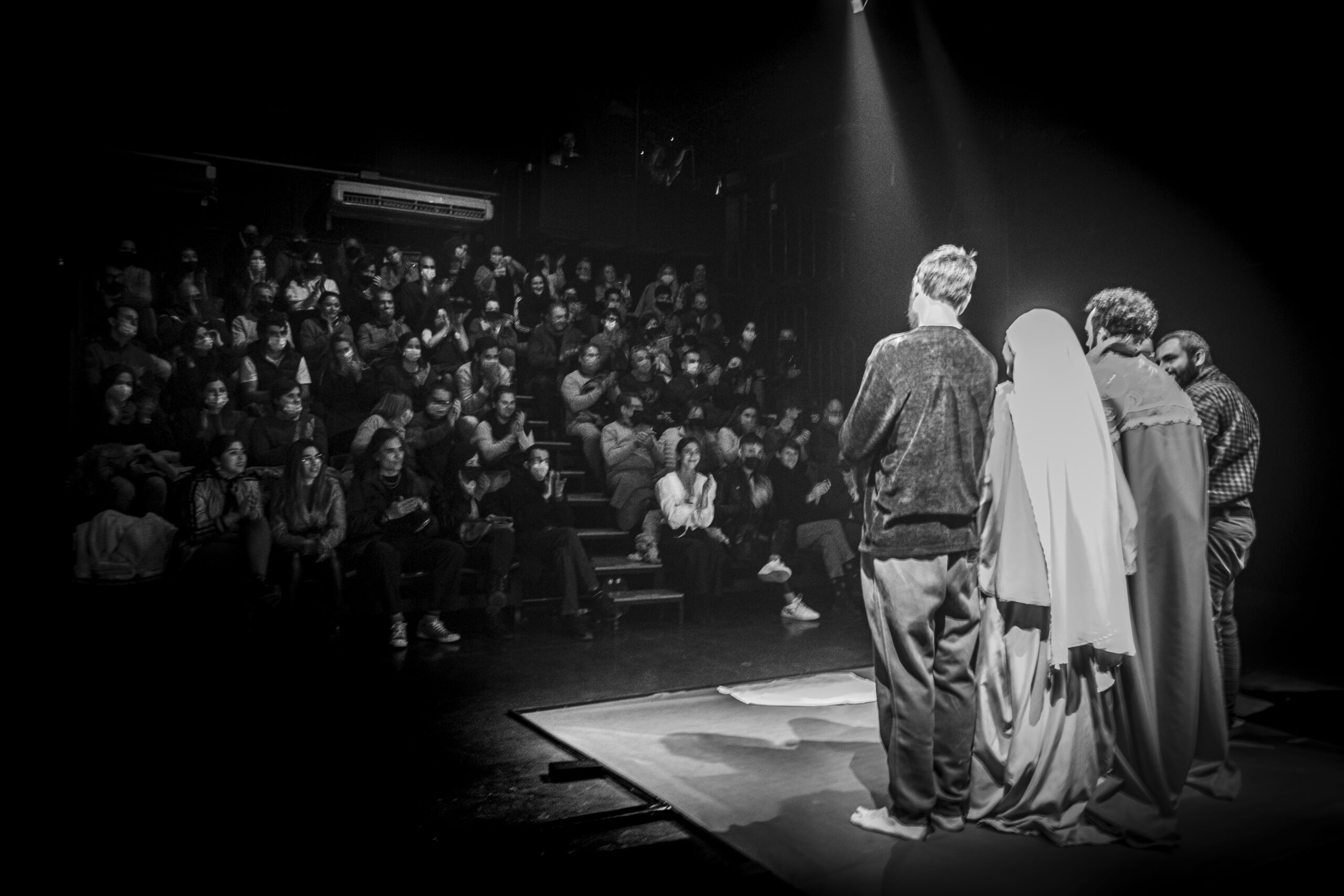 "Dos Cadáveres y un Cuerpo: Las preguntas en el limbo de lo sagrado, la ...